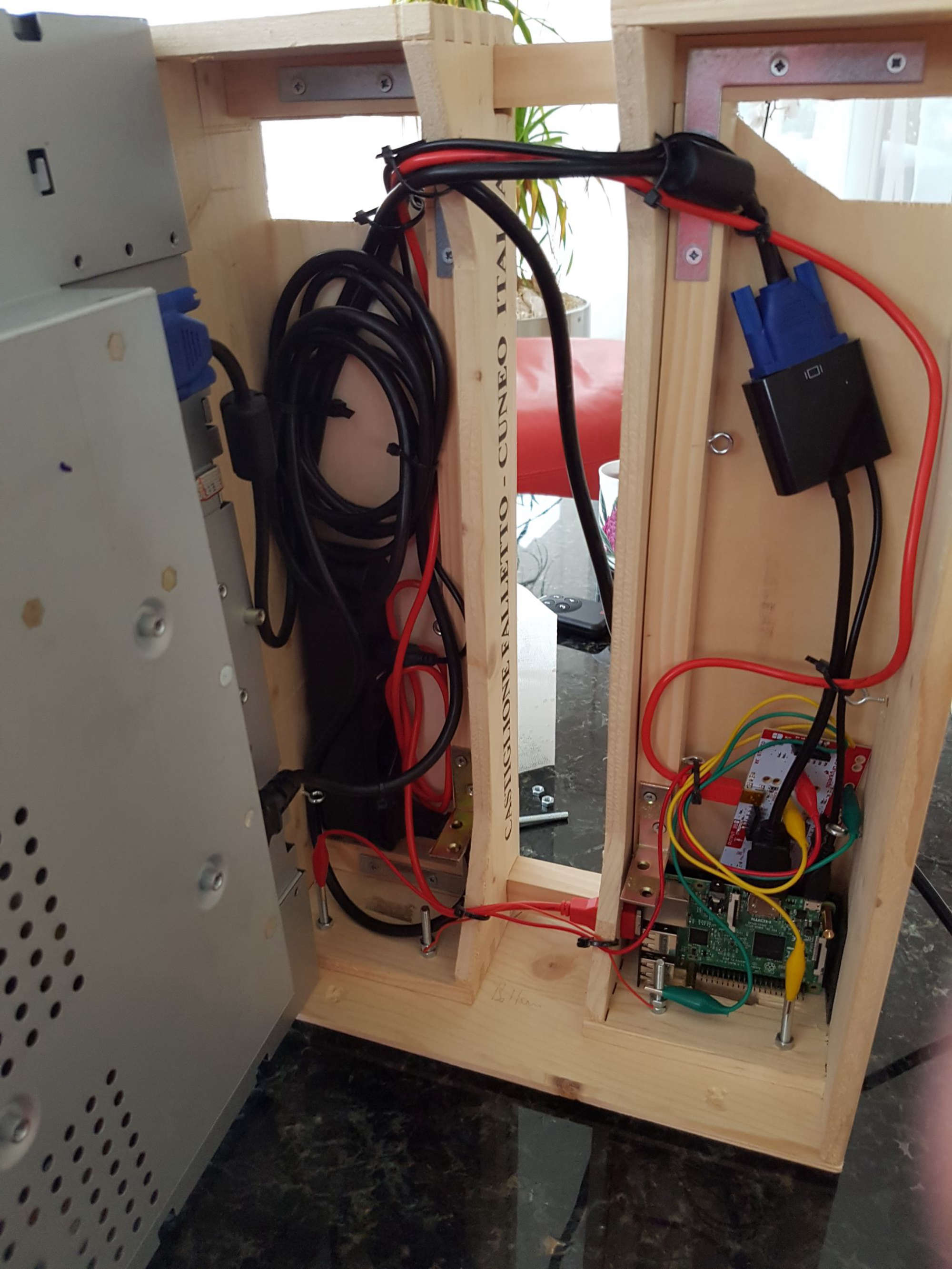 Old wine box + old monitor + RPi = MagicMirror | MagicMirror Forum